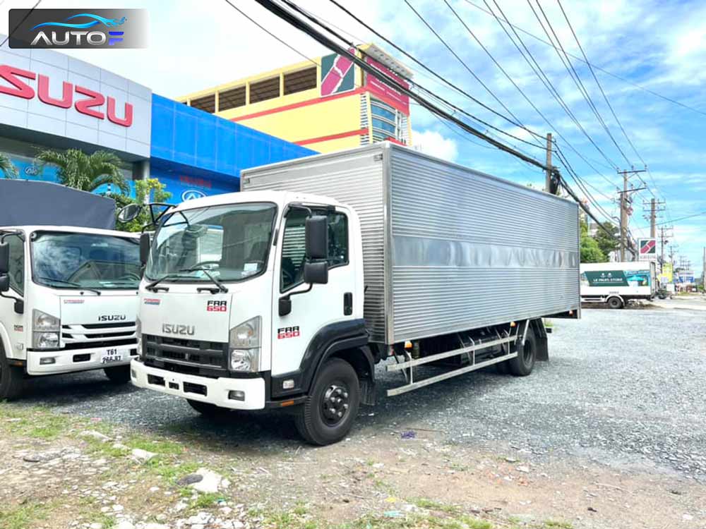 Xe tải Isuzu FRR 650 thùng kín inox 6.5 tấn dài 6.7 mét