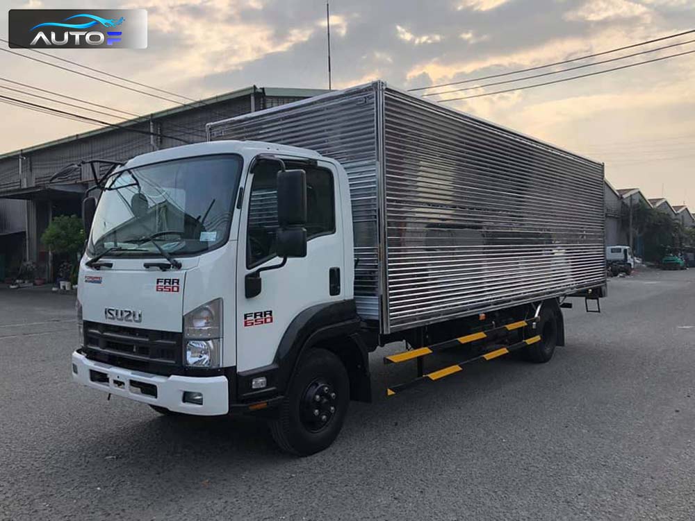 Xe tải Isuzu FRR 650 thùng kín inox 6.5 tấn dài 6.7 mét