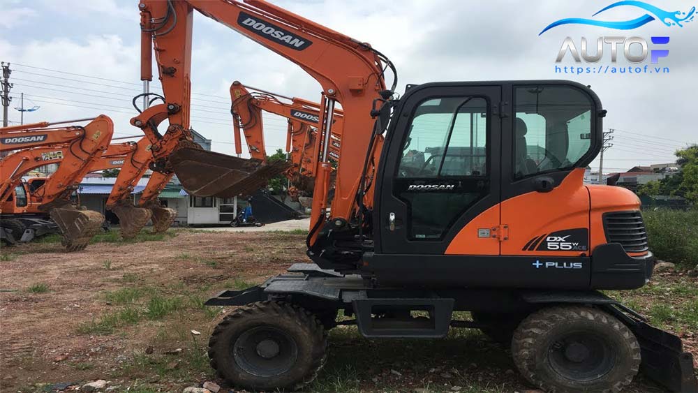 Bán máy xúc đào bánh lốp Doosan DX55W Gầu 0.2